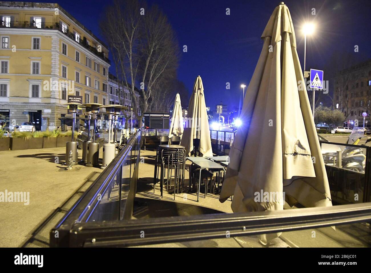 Coronavirus emergency. Closing at 6pm for restaurants and bars. In the ...