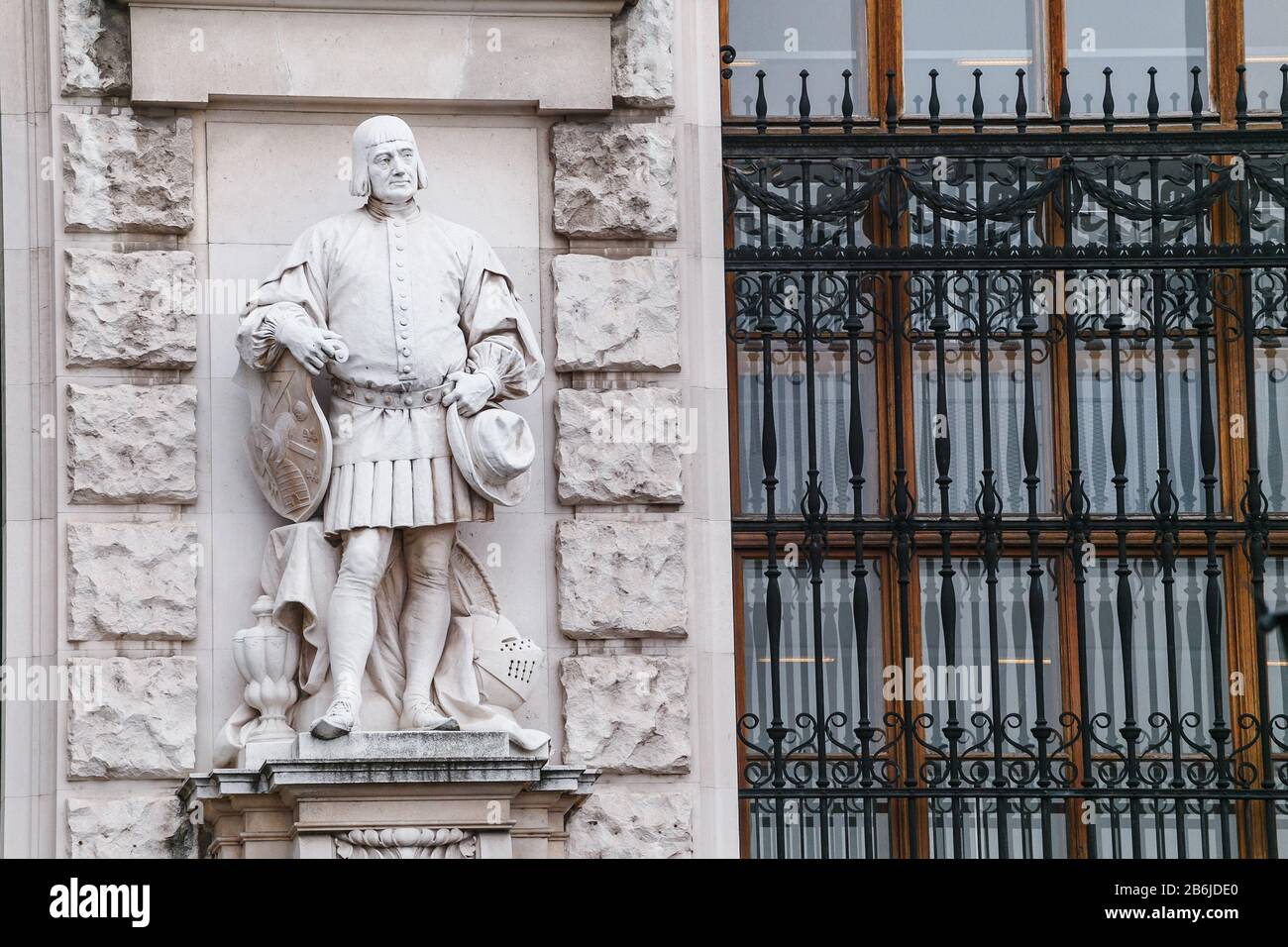 Hofburg palace vienna horse statue sky hi-res stock photography and ...