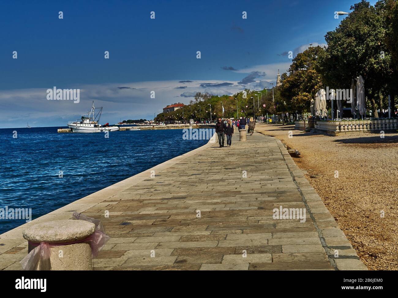 Wide tree lined promenade hi-res stock photography and images - Alamy
