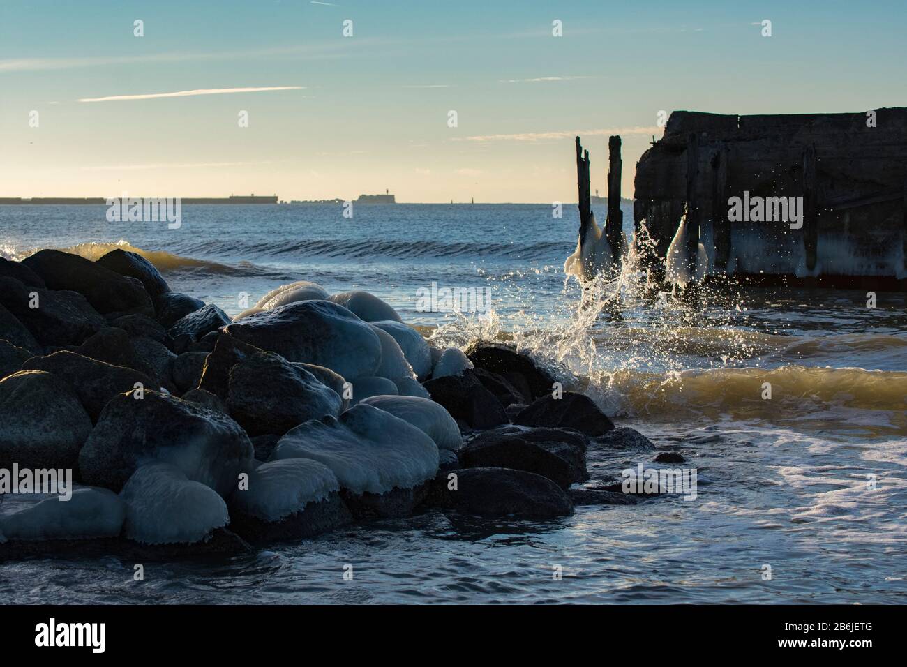 Icy rocks hi-res stock photography and images - Alamy