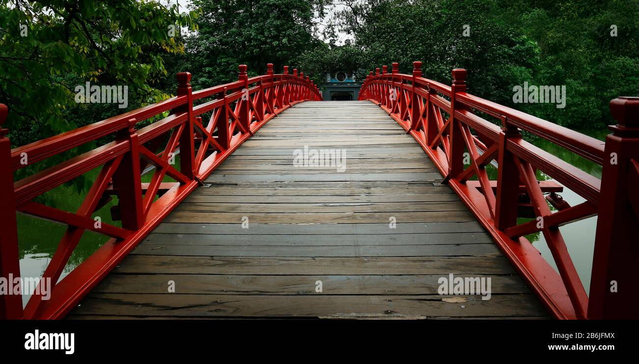 Red chinese wooden bridge hi-res stock photography and images - Alamy