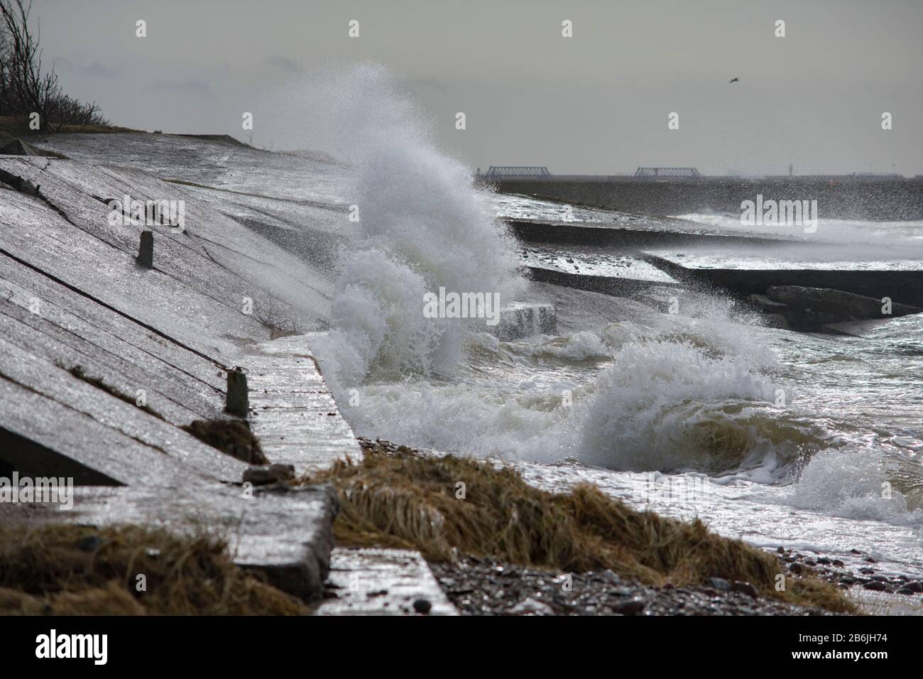 Waves hitting pier hi-res stock photography and images - Alamy