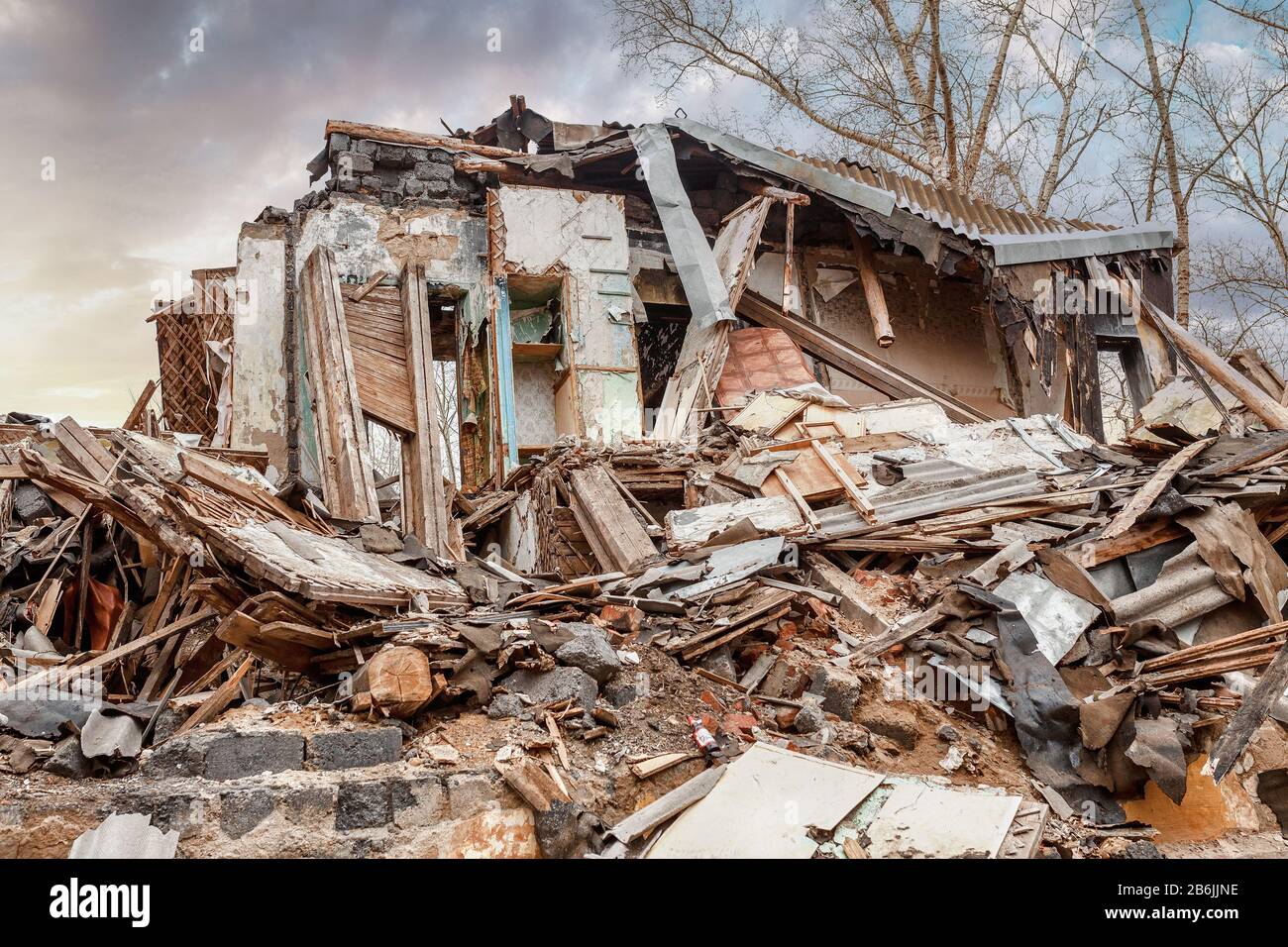 Terrible ruins residential building hi-res stock photography and images ...