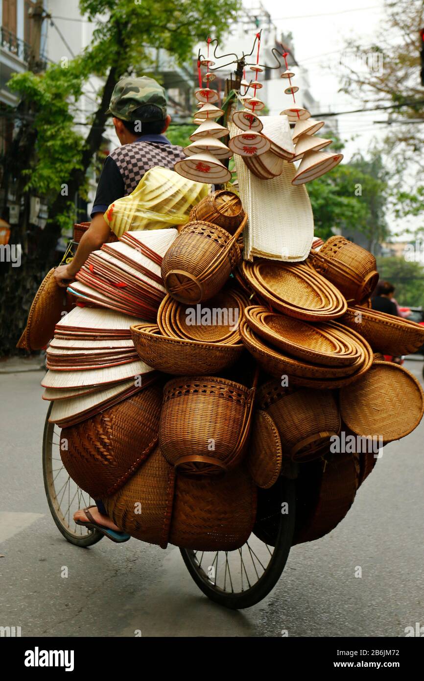 Ratan basket hi-res stock photography and images - Alamy