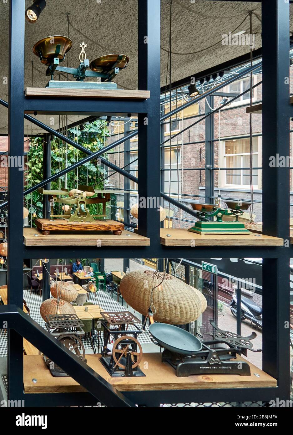 Old fashioned scales hi-res stock photography and images - Alamy