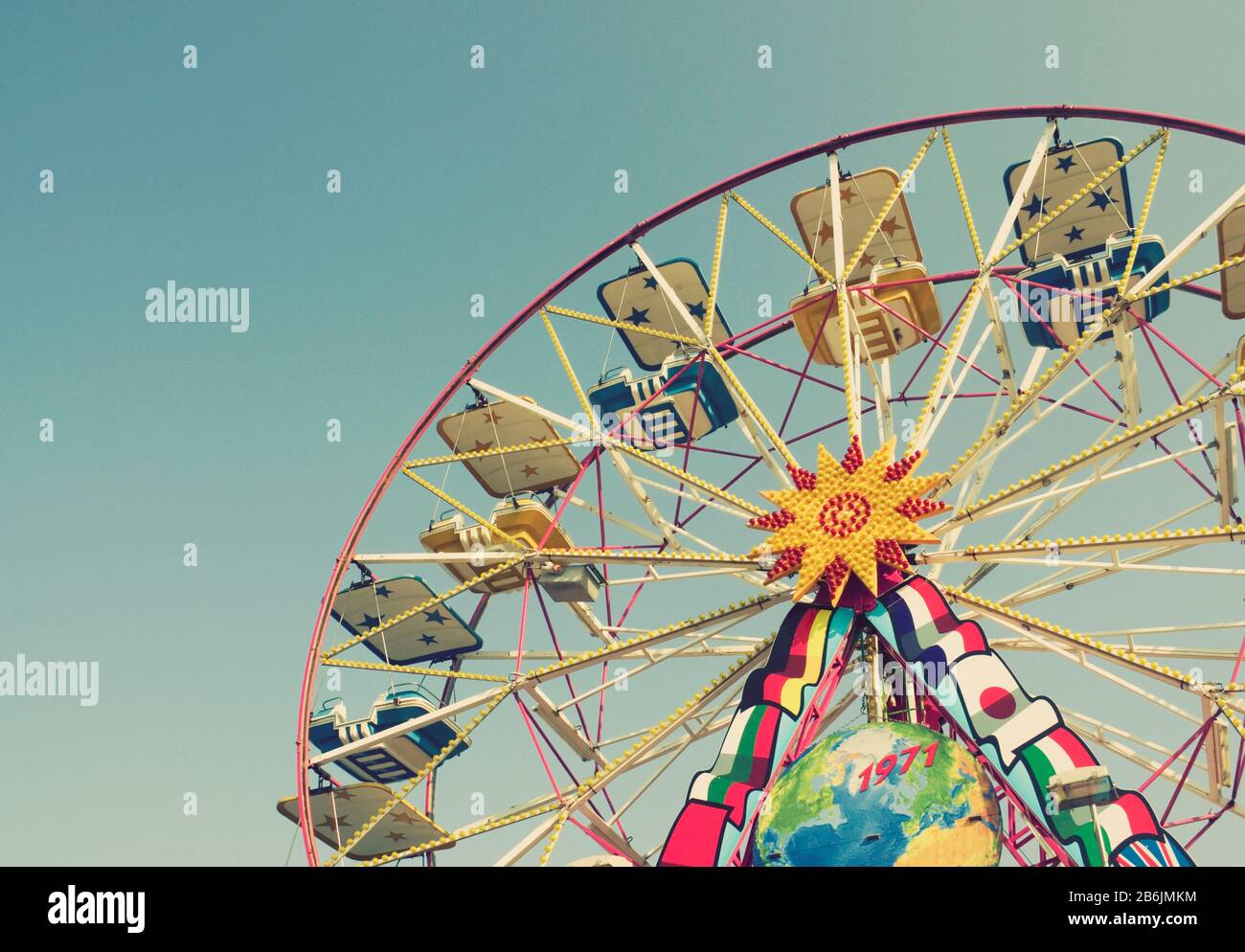 old-fashioned ferris wheel Stock Photo - Alamy