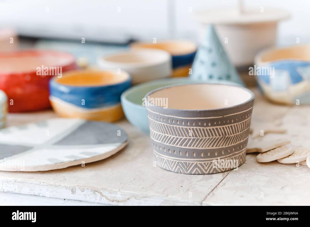 Empty clay pots drying on a shelf Stock Photo - Alamy