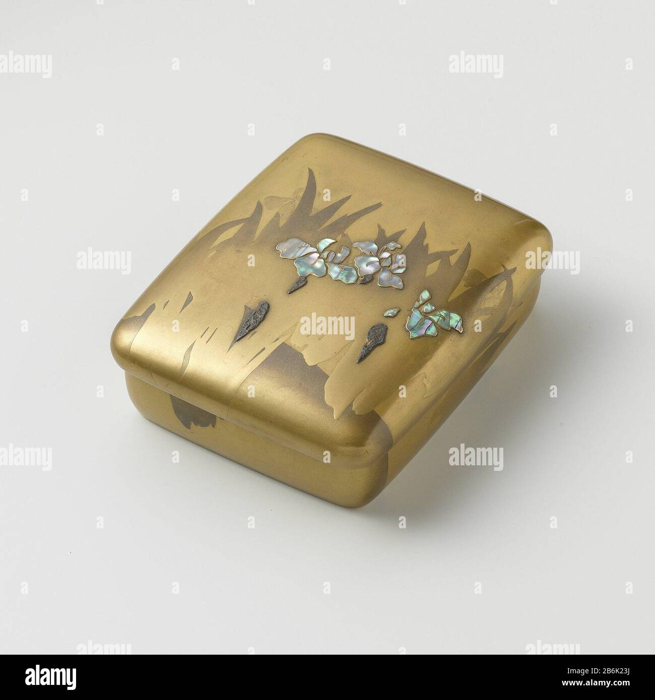 Gold lacquer box, adorned with purple irises Doos van goudlak versierd ...