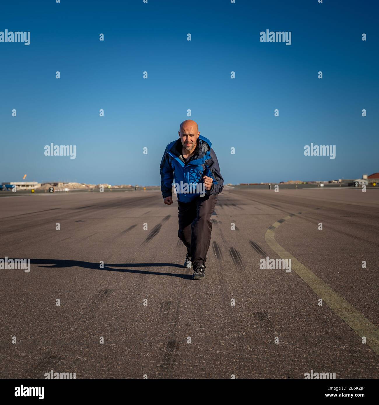 Airplane aircraft running on runway hi-res stock photography and images ...