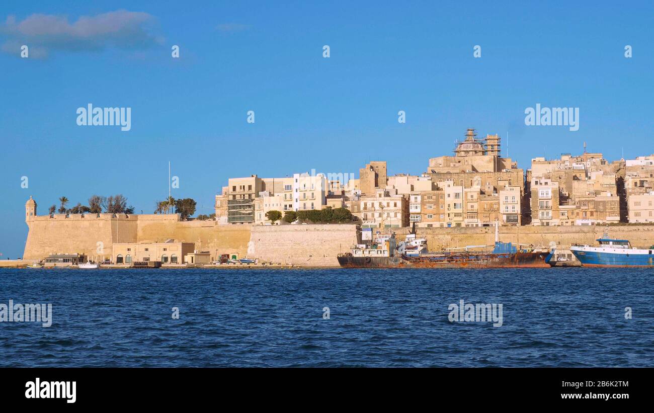 Boat trip along the port of Valletta in Malta Stock Photo - Alamy