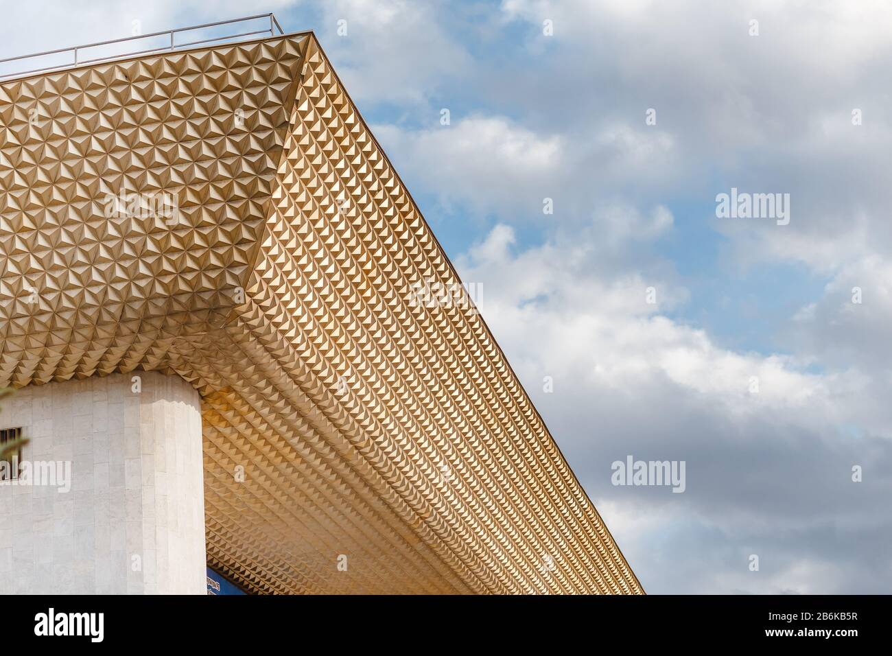 Classical Chinese tile on the roof of oriental building Stock Photo - Alamy