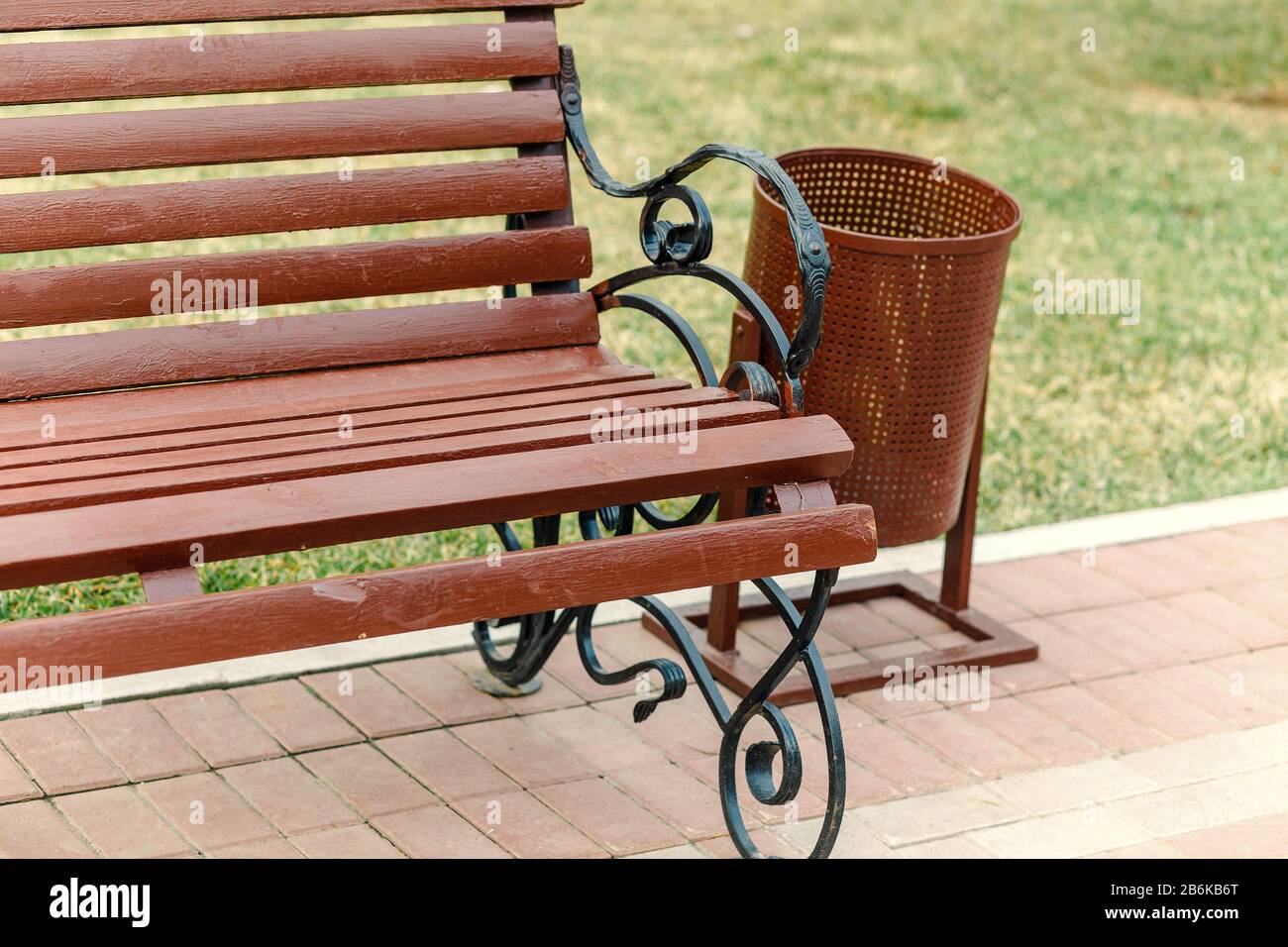 Park bench and trash can Stock Photo - Alamy