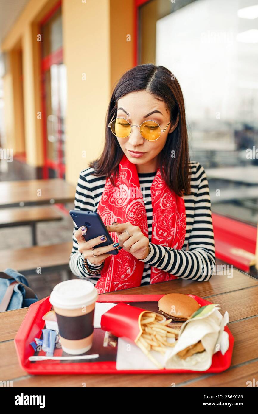 Smart eating burger hi-res stock photography and images - Alamy