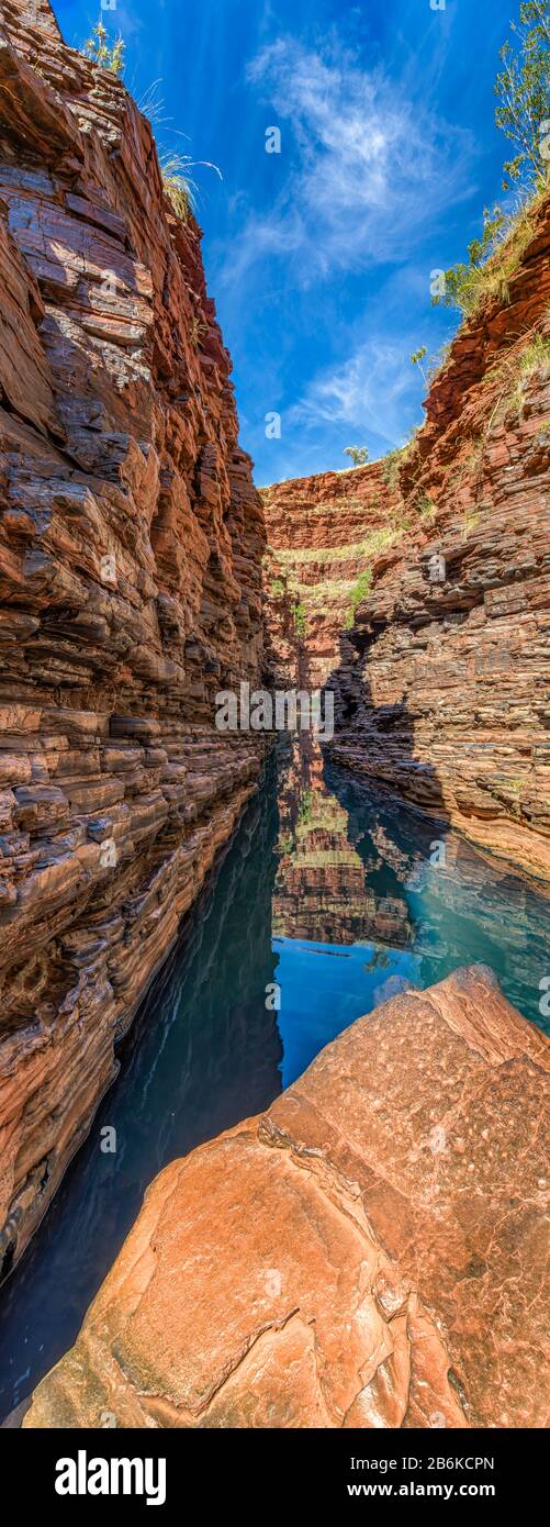 Colorful Weano Gorge pool in Karajini National Park in Western ...