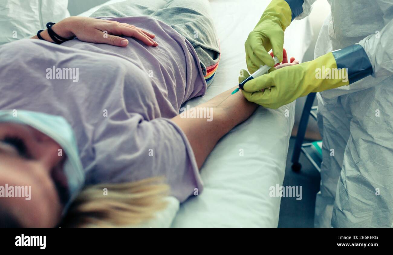 Blood draw doctor needle hi-res stock photography and images - Alamy