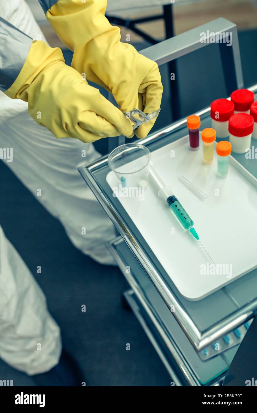 Doctor preparing medication for a patient Stock Photo - Alamy