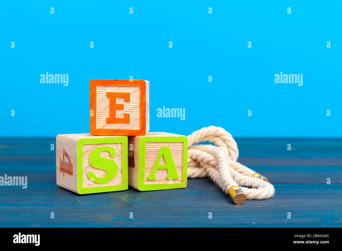 cube wooden block with alphabet building the word sea Stock Photo - Alamy