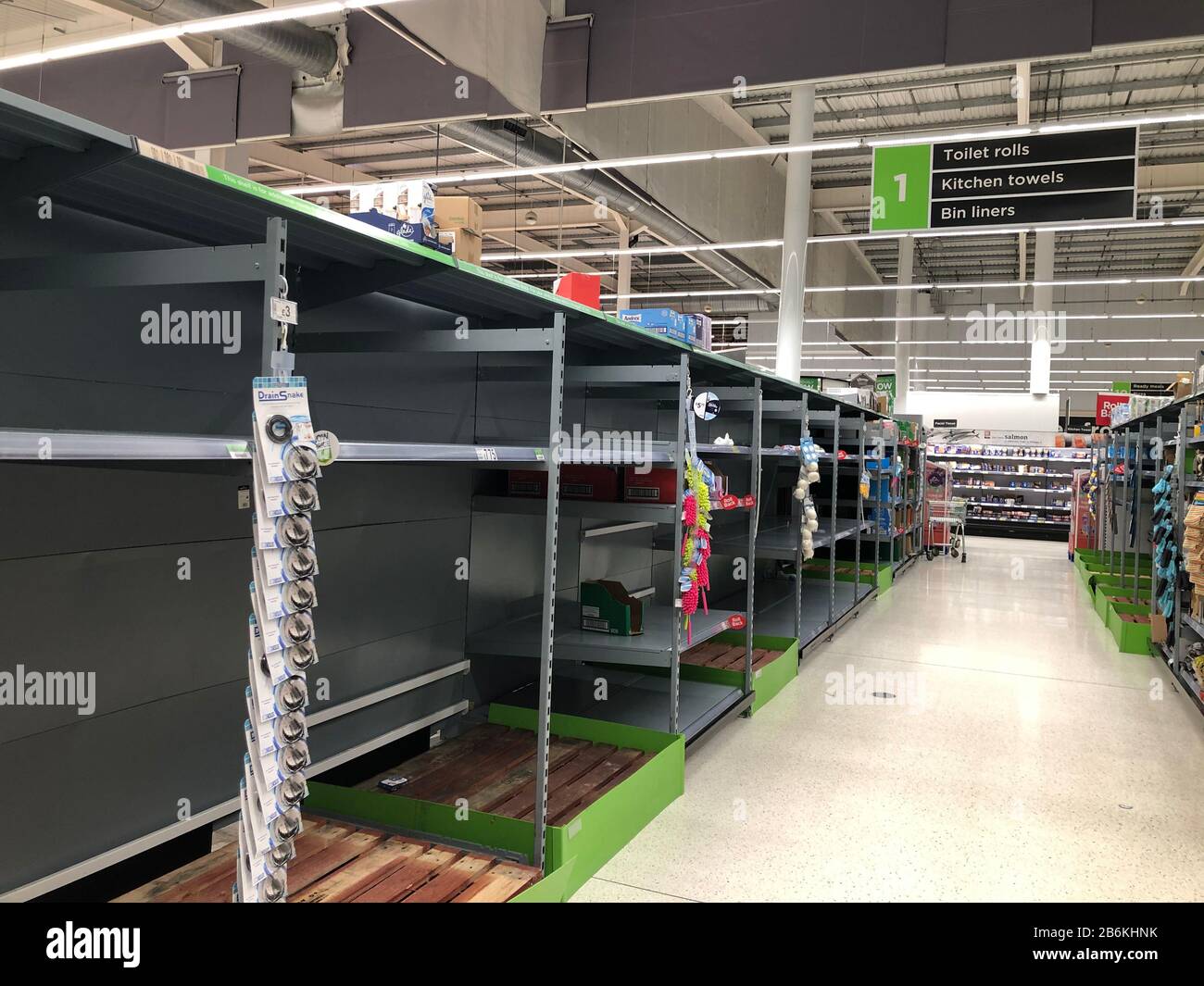 Empty toilet paper shelves hi-res stock photography and images - Alamy