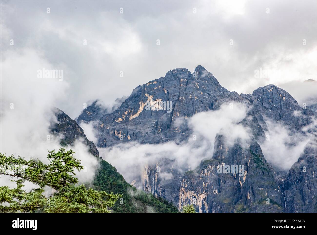Jade Dragon Snow Mountain, Yulong Xueshan, breaking through clouds and ...