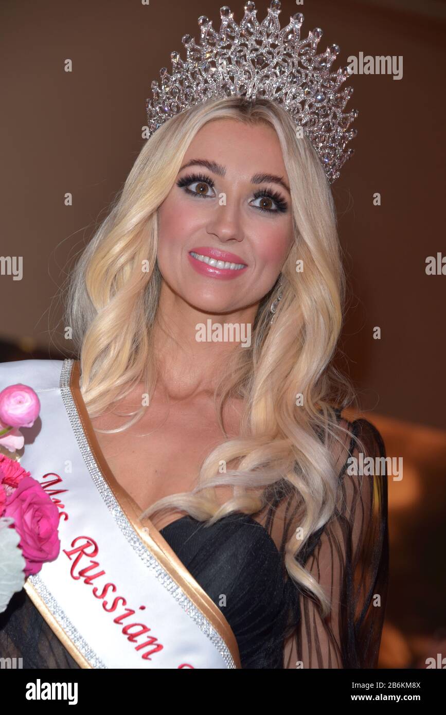 mMODEL WEARING SOLID PURPLE DRESS Stock Photo - Alamy