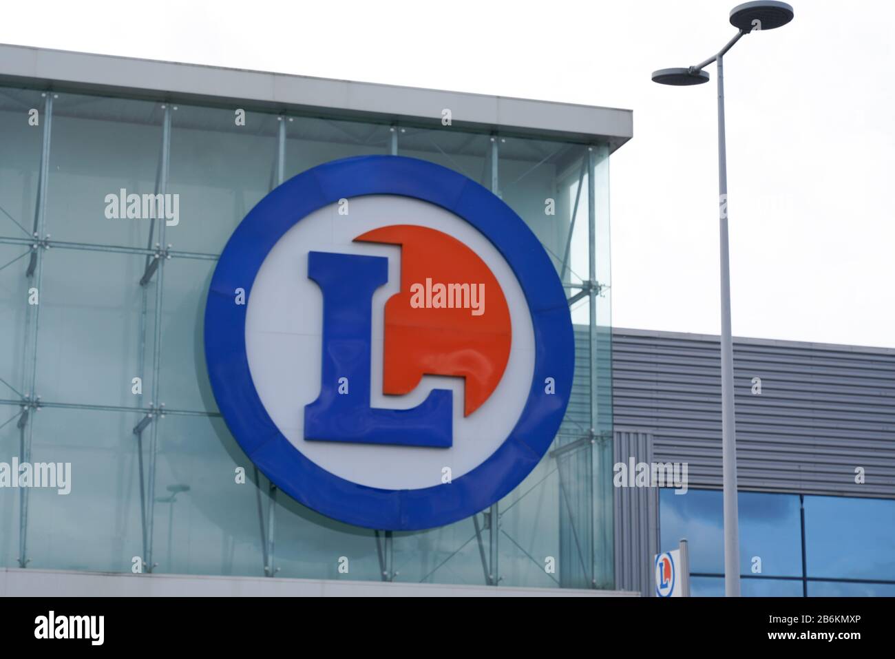 E leclerc supermarket hypermarket hi-res stock photography and images ...