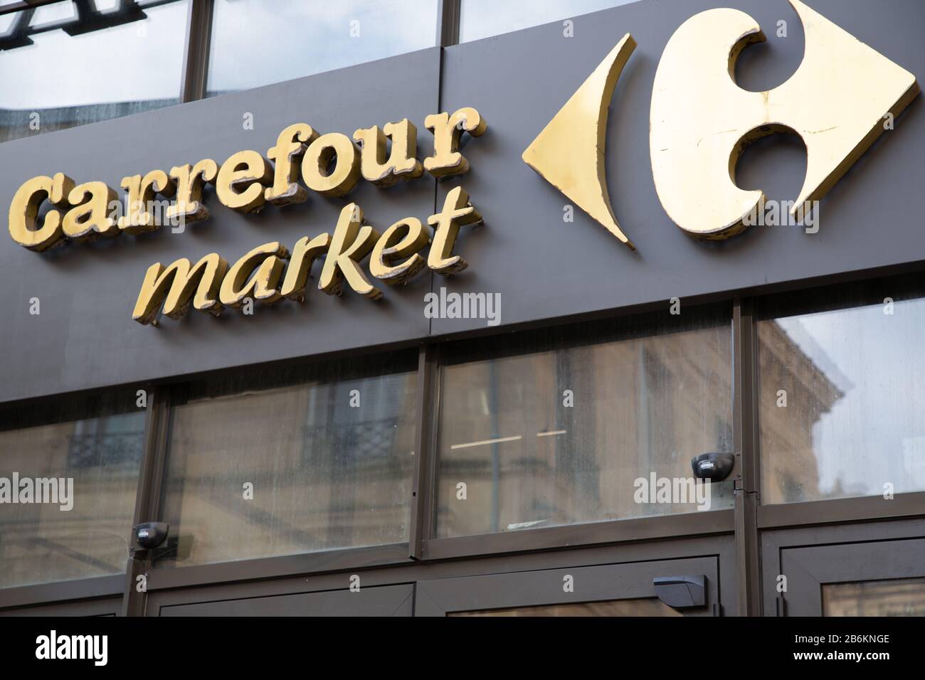 Carrefour market logo hi-res stock photography and images - Alamy