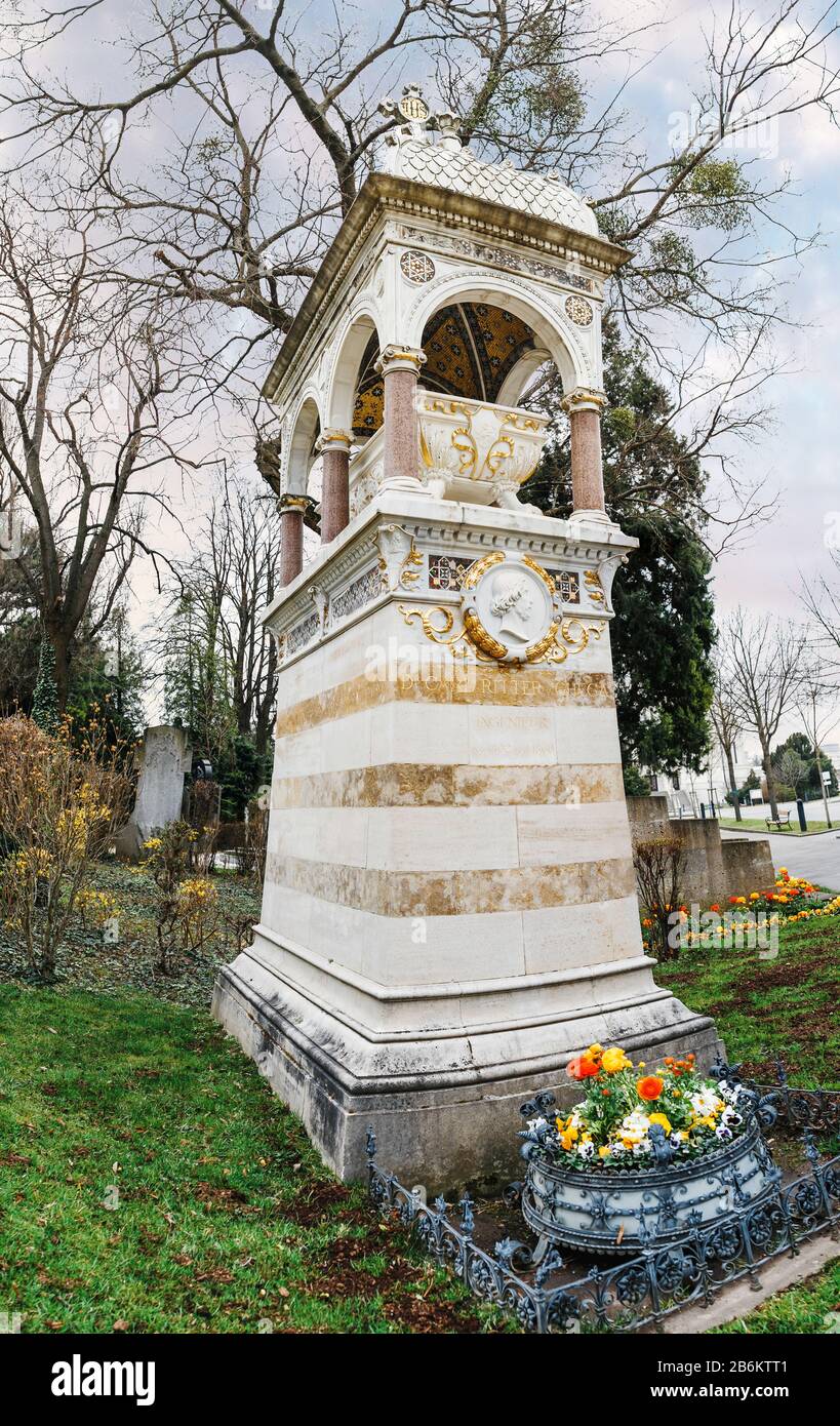 Beautifully decorated monument in the Central Cemetery of Vienna Stock ...