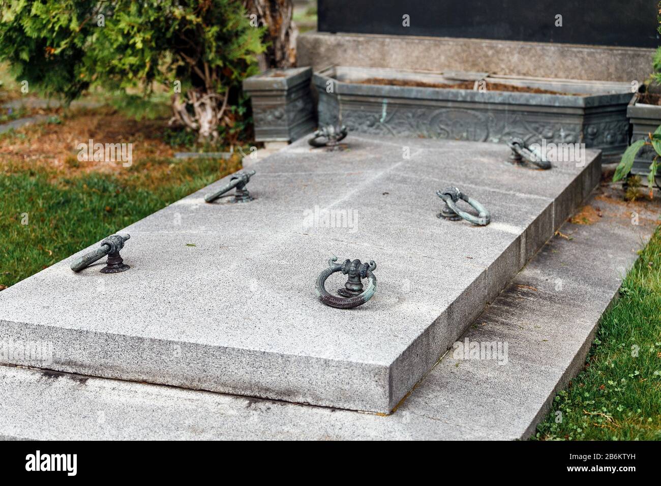 Family vault mausoleum hi-res stock photography and images - Alamy