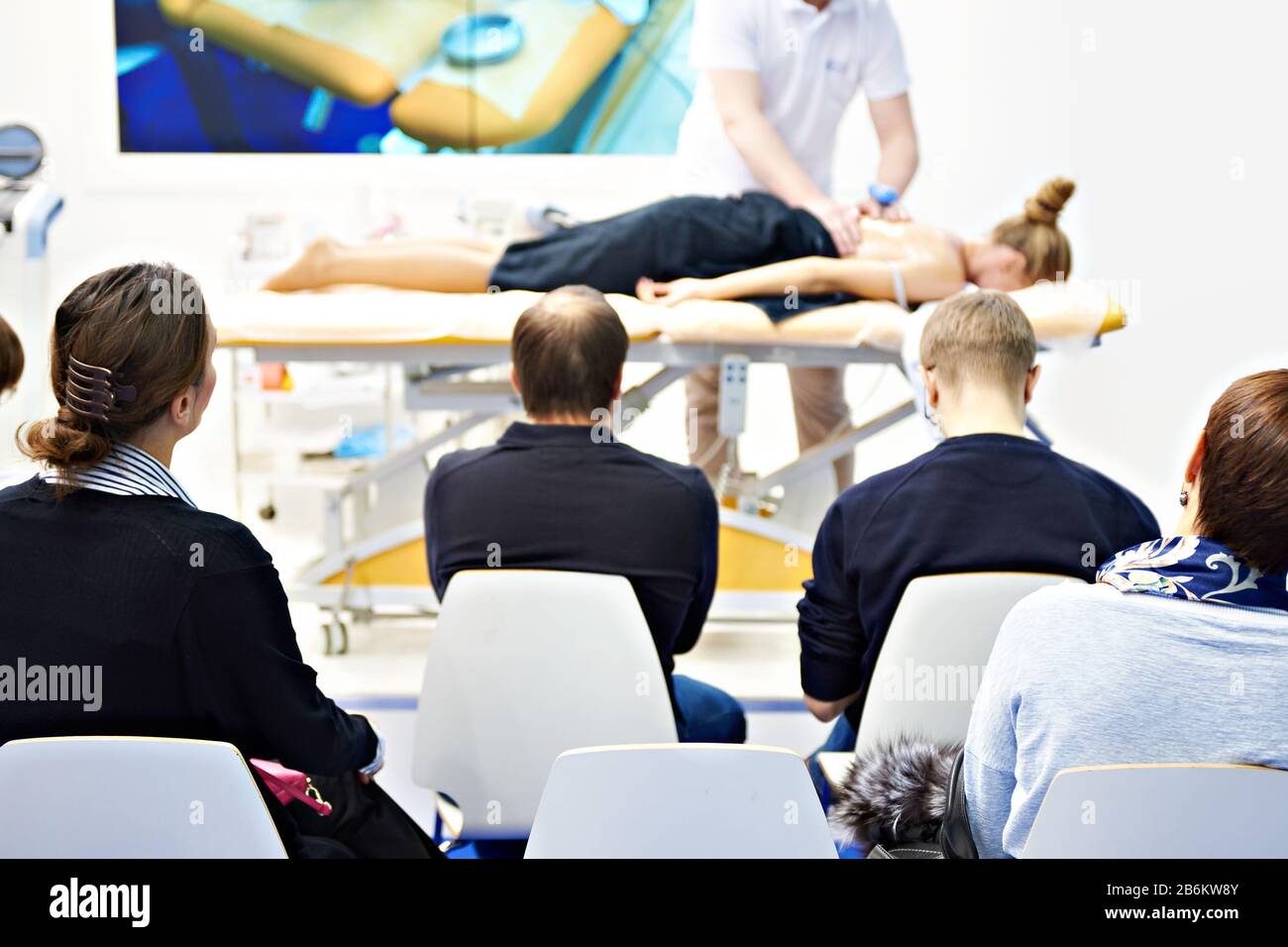 Medical students in training hi-res stock photography and images - Alamy