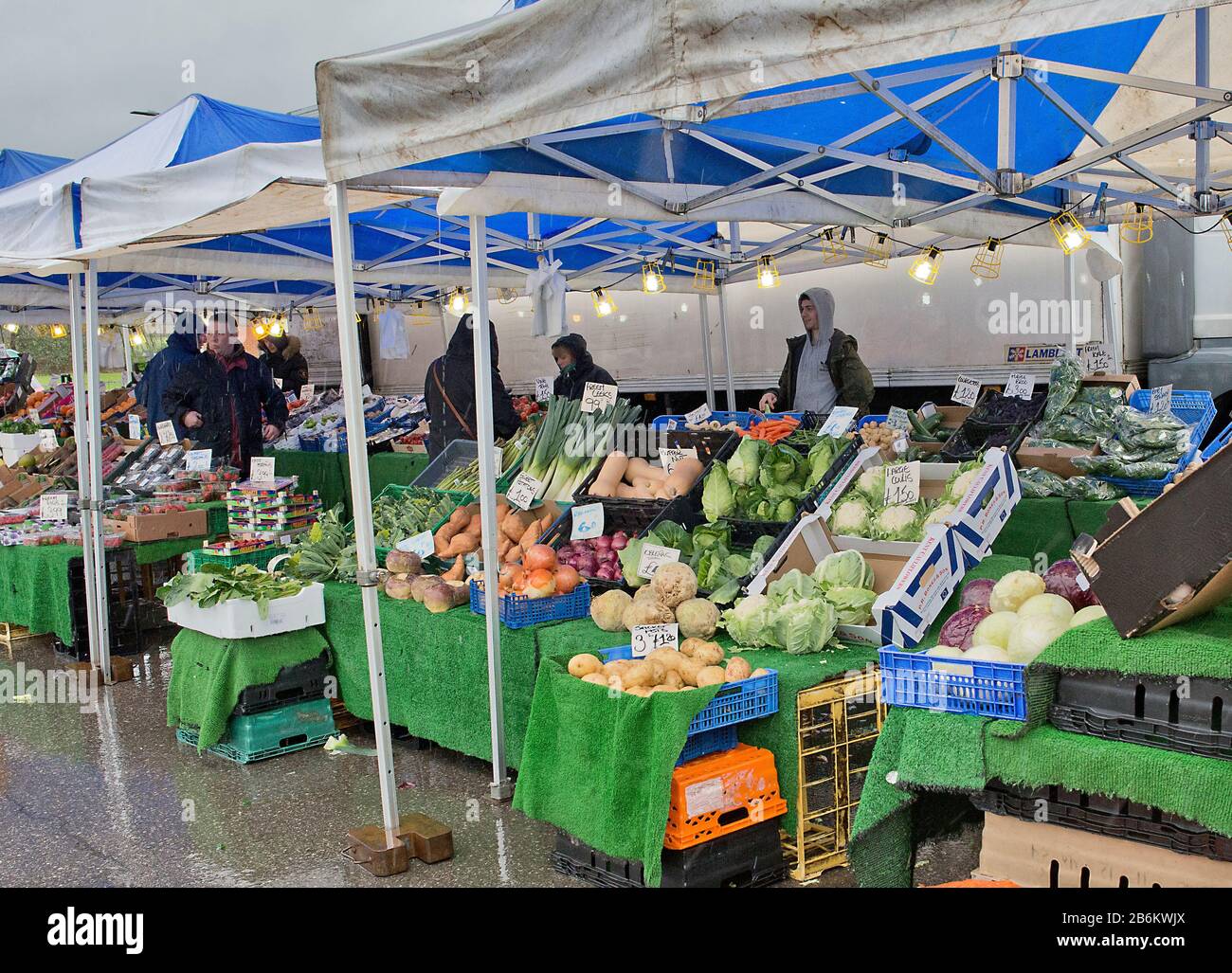 Market Stall in Very Heavy Rain Stock Photo - Alamy