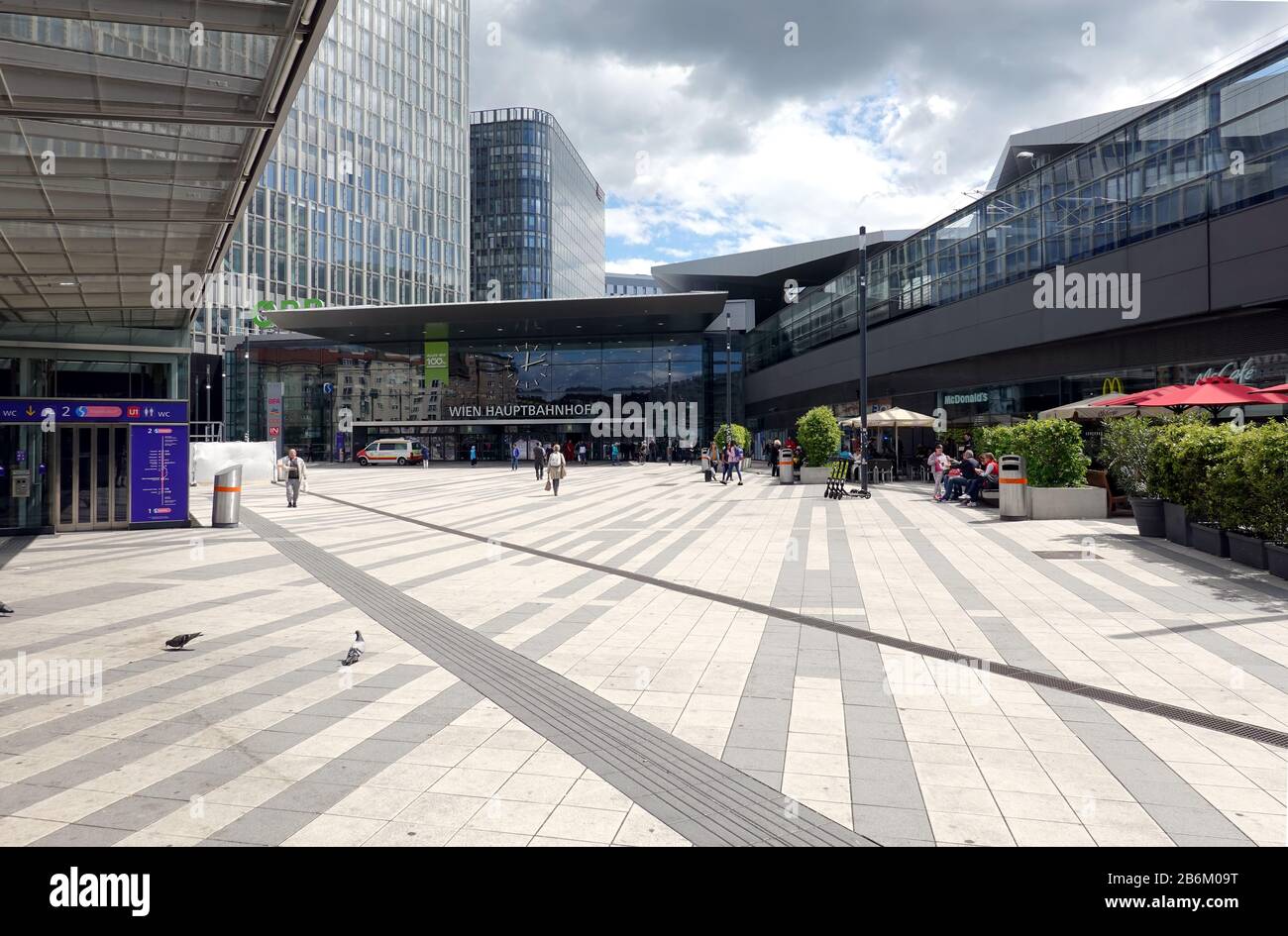 Main entrance station vienna hi-res stock photography and images - Alamy