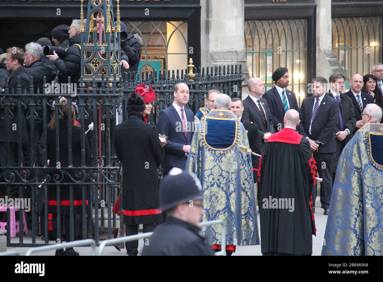 Royal family attend church service hi-res stock photography and images ...