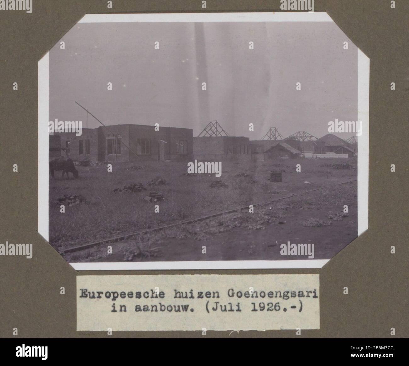 Europeesche huizen Goenoengsari in aanbouw (Juli 1926) (titel op object ...