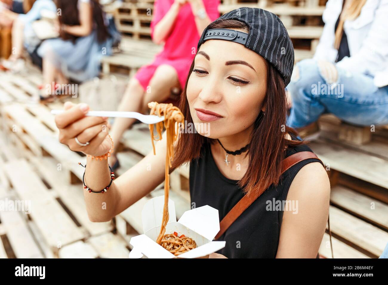 Woman eating noodles traditional japanese hi-res stock photography and ...