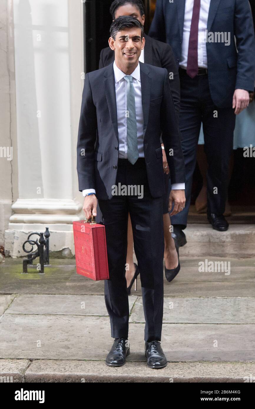 Chancellor exchequer rishi sunak leaves no 11 downing street hi-res stock photography and images ...