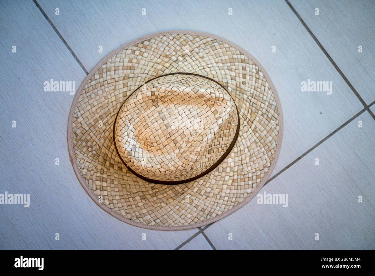 Top shot straw hat hi-res stock photography and images - Alamy
