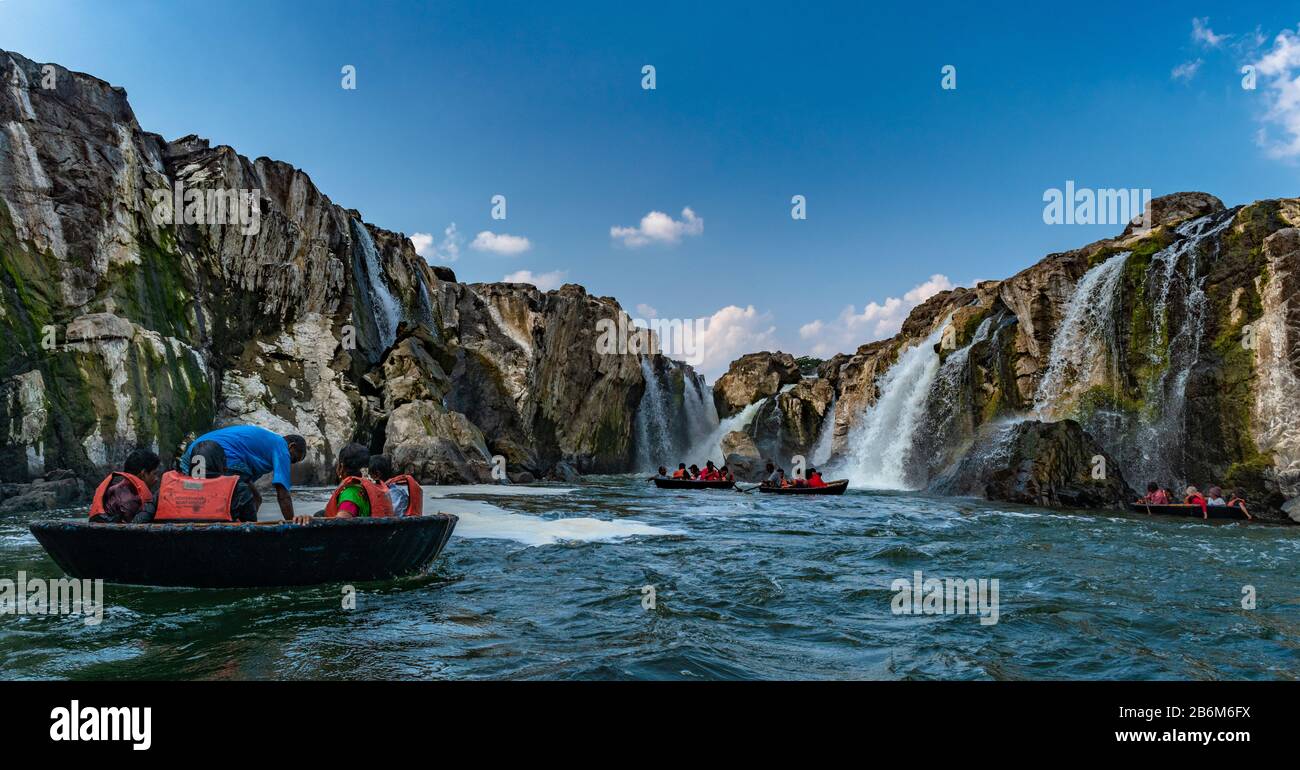 Coracle ride at Hogenakkal Waterfalls, TamilNadu, India Stock Photo - Alamy