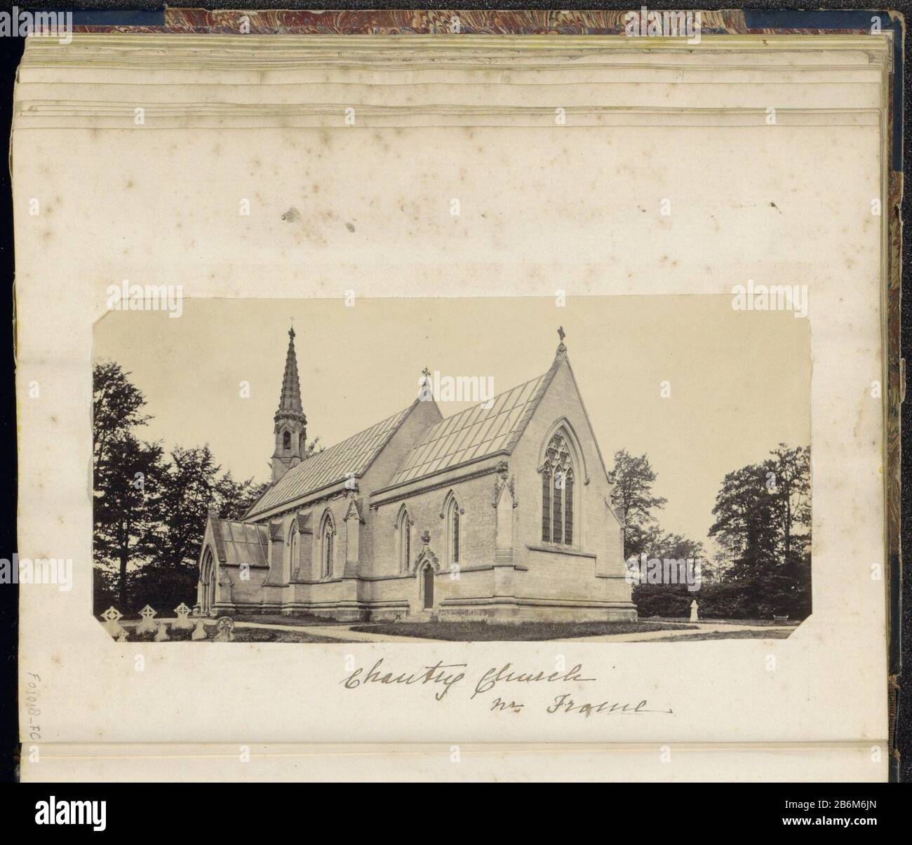 Exterieur van een Chantrykapel en een kerkhof bij Frome Chantry Church ...