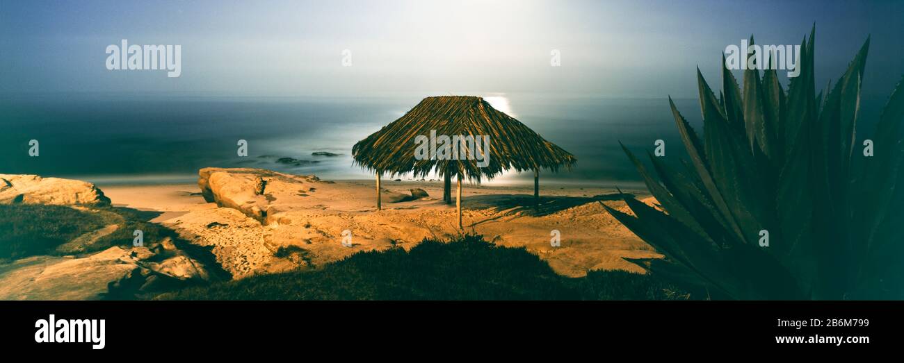 Beach at night full moon hi-res stock photography and images - Alamy