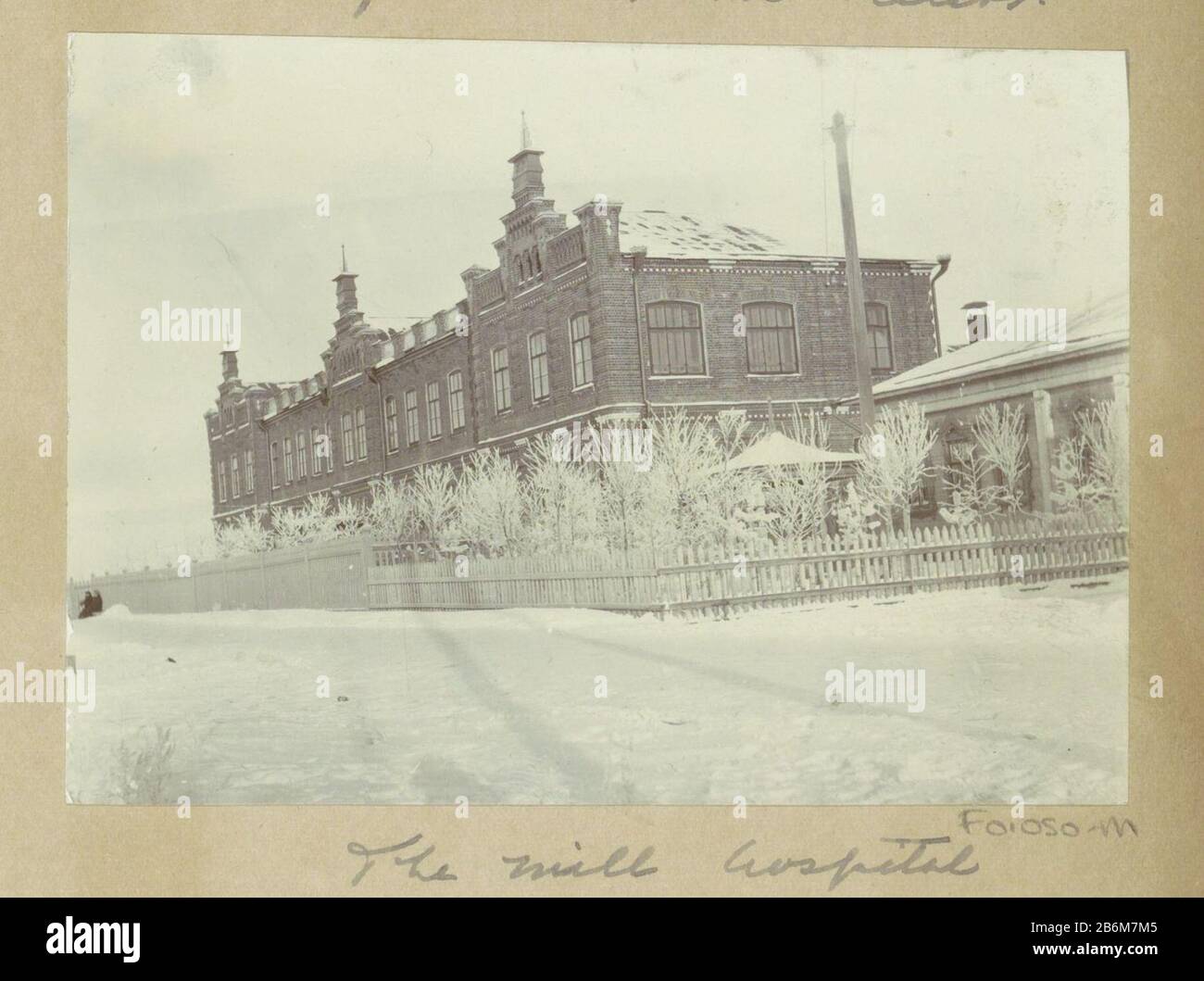 Exterieur van het fabrieksziekenhuis te Sereda in Rusland Part of album ...