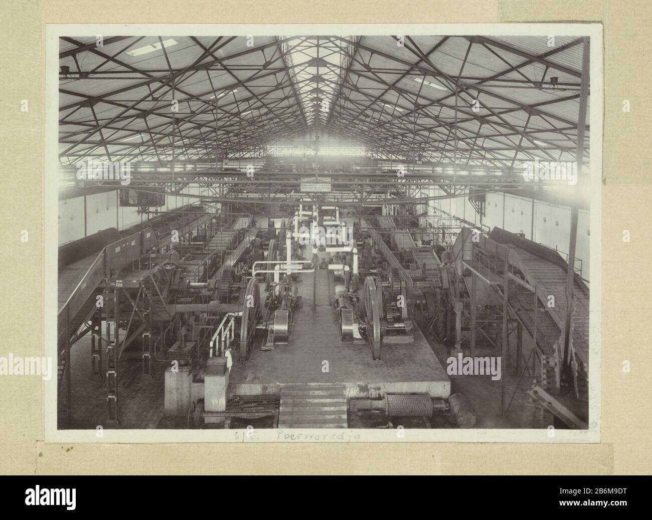 Fabriekshal, vermoedelijk interieur van een suikerfabriek in Purworejo Part of Family Album with ...