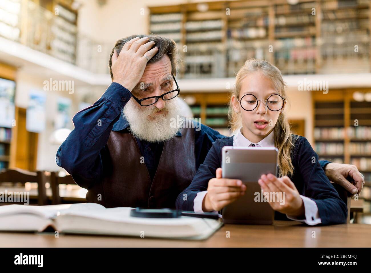 Old man confused computer hi-res stock photography and images - Alamy