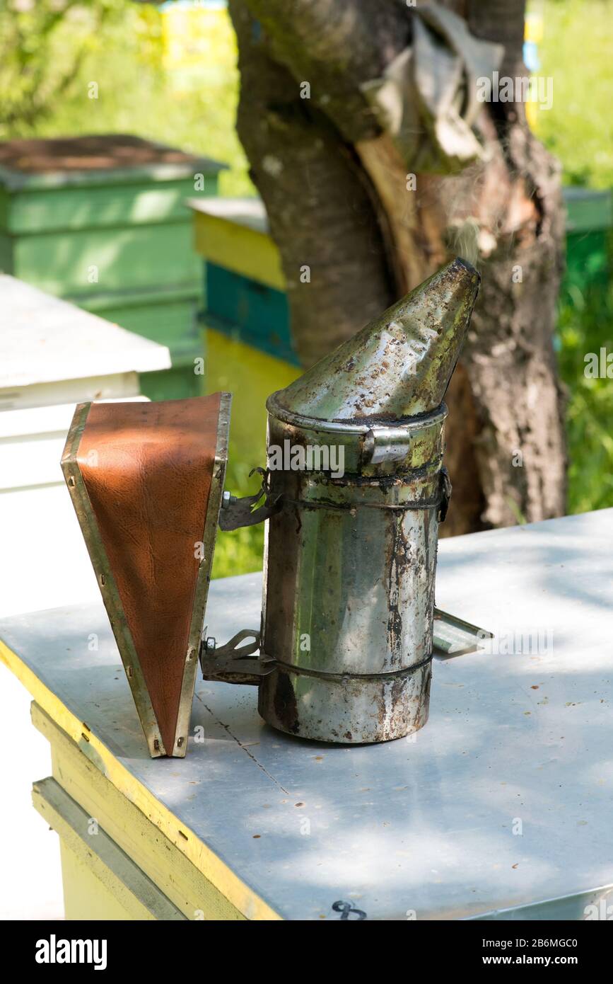 Bee bellows hi-res stock photography and images - Alamy