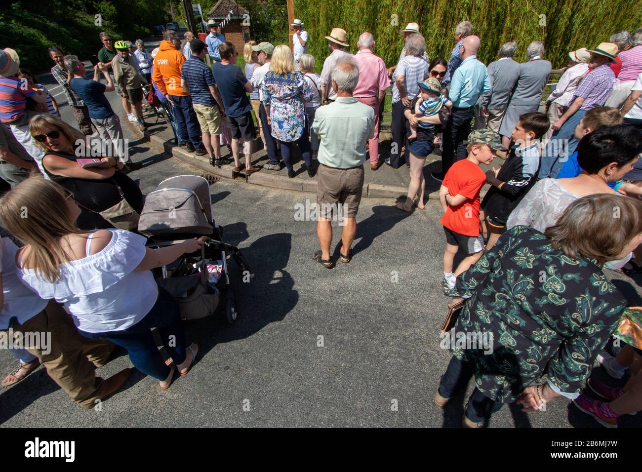 Crowd of villagers hi-res stock photography and images - Alamy