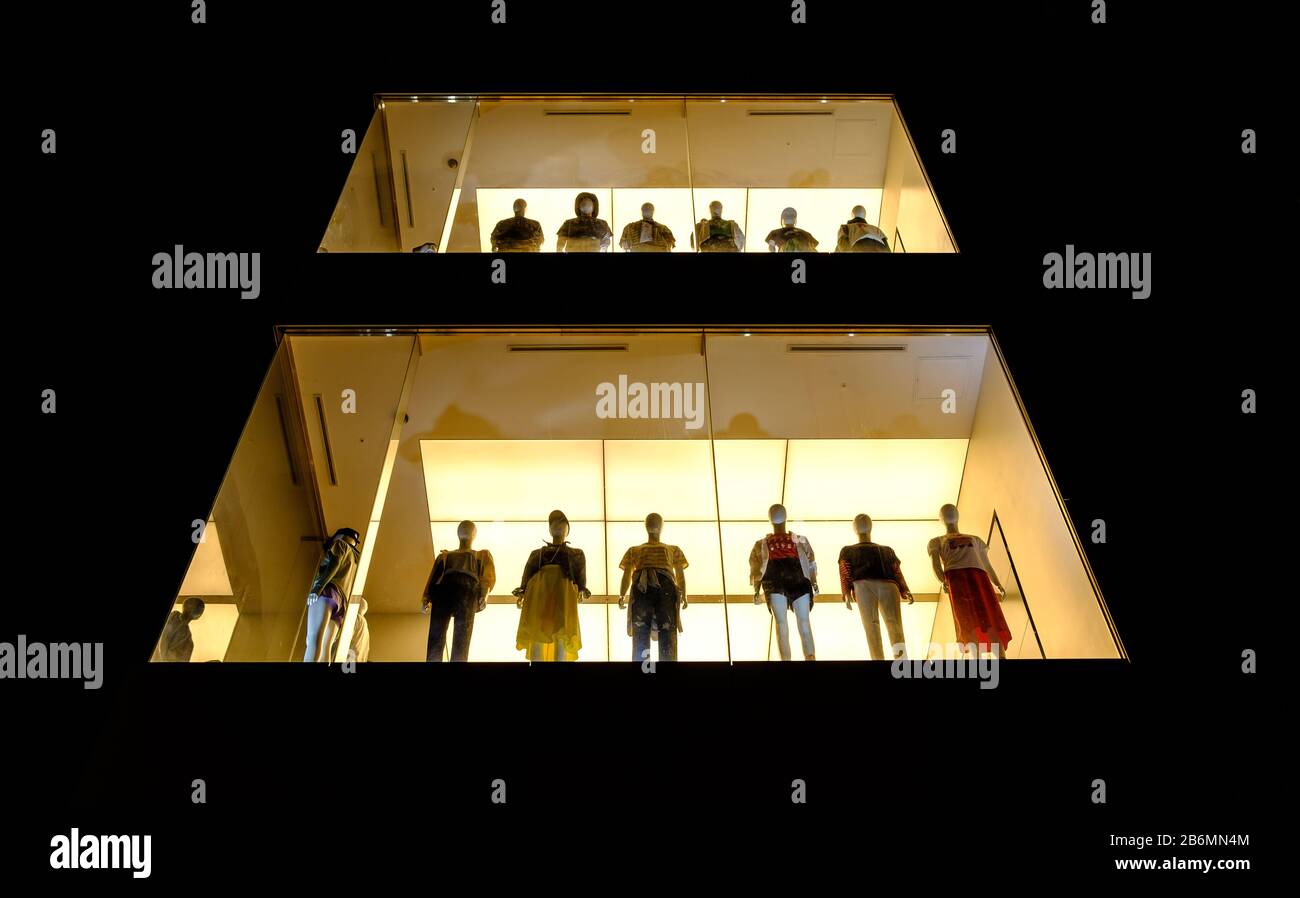 Showcase model hi-res stock photography and images - Alamy