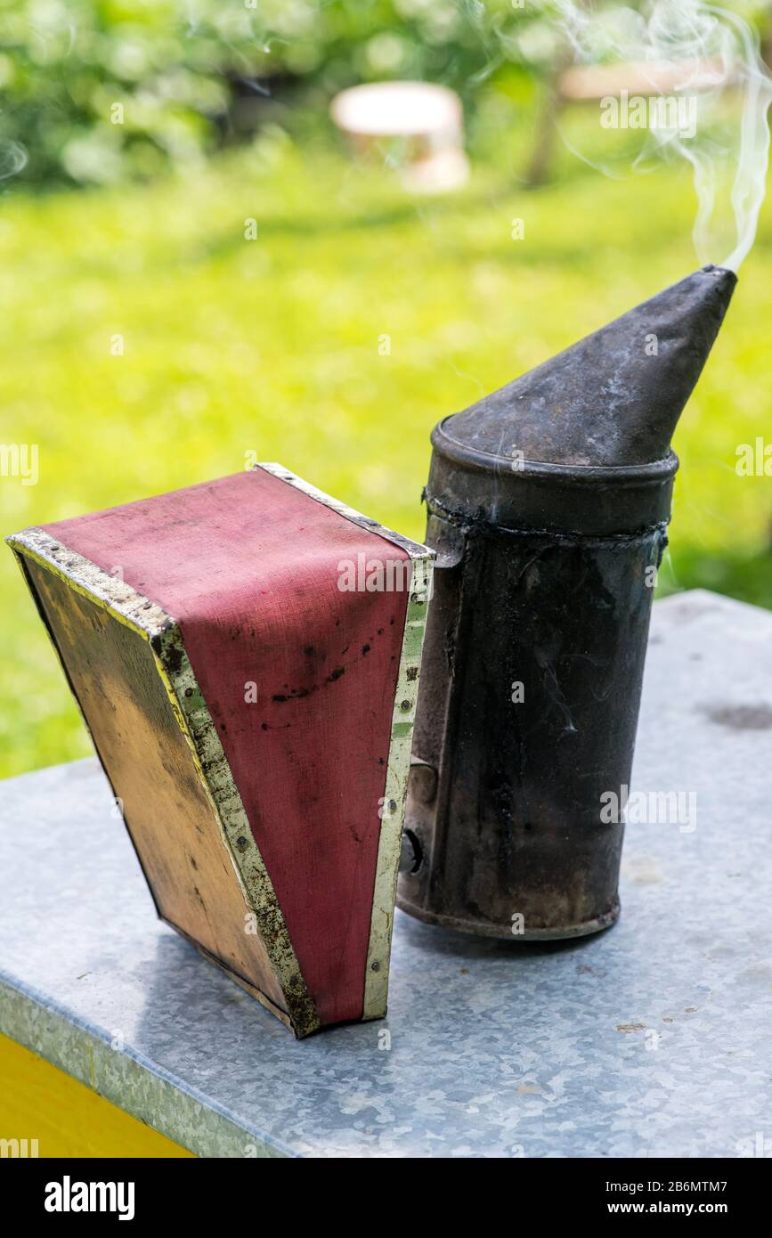 Bee bellows hi-res stock photography and images - Alamy