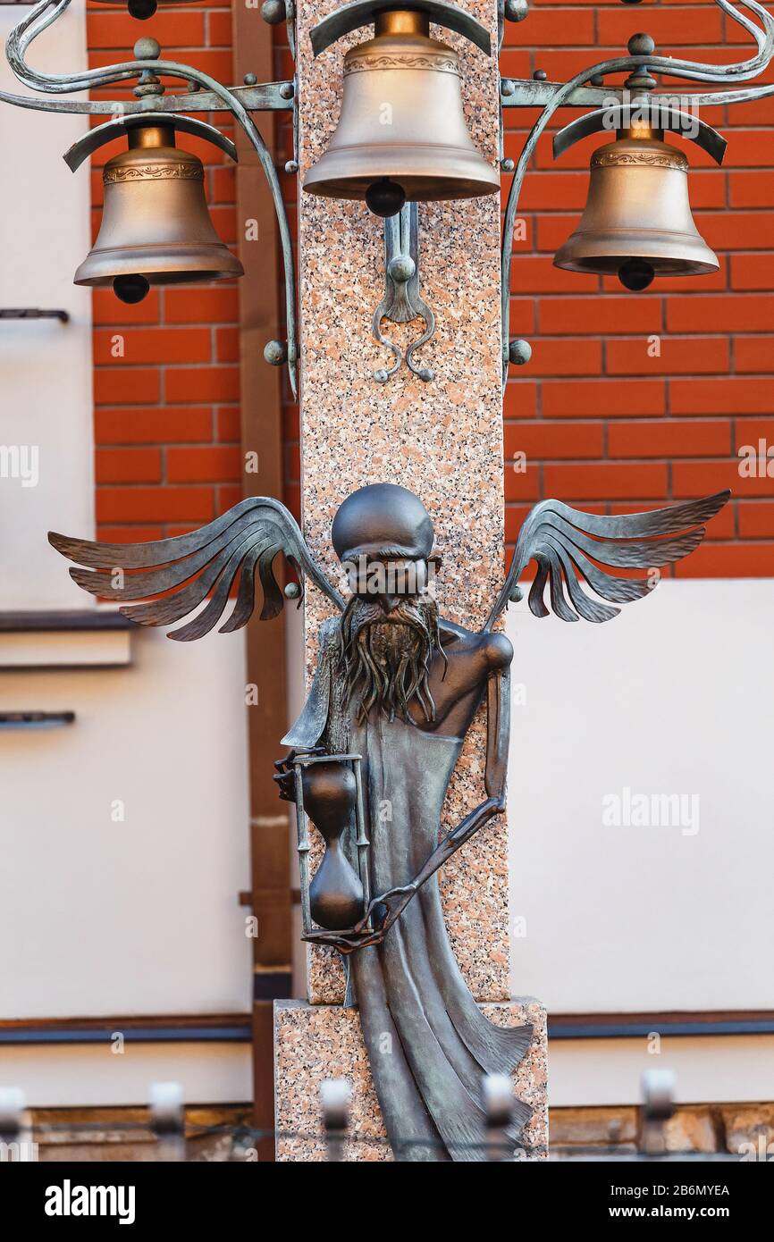 Angel of time hourglass hi-res stock photography and images - Alamy