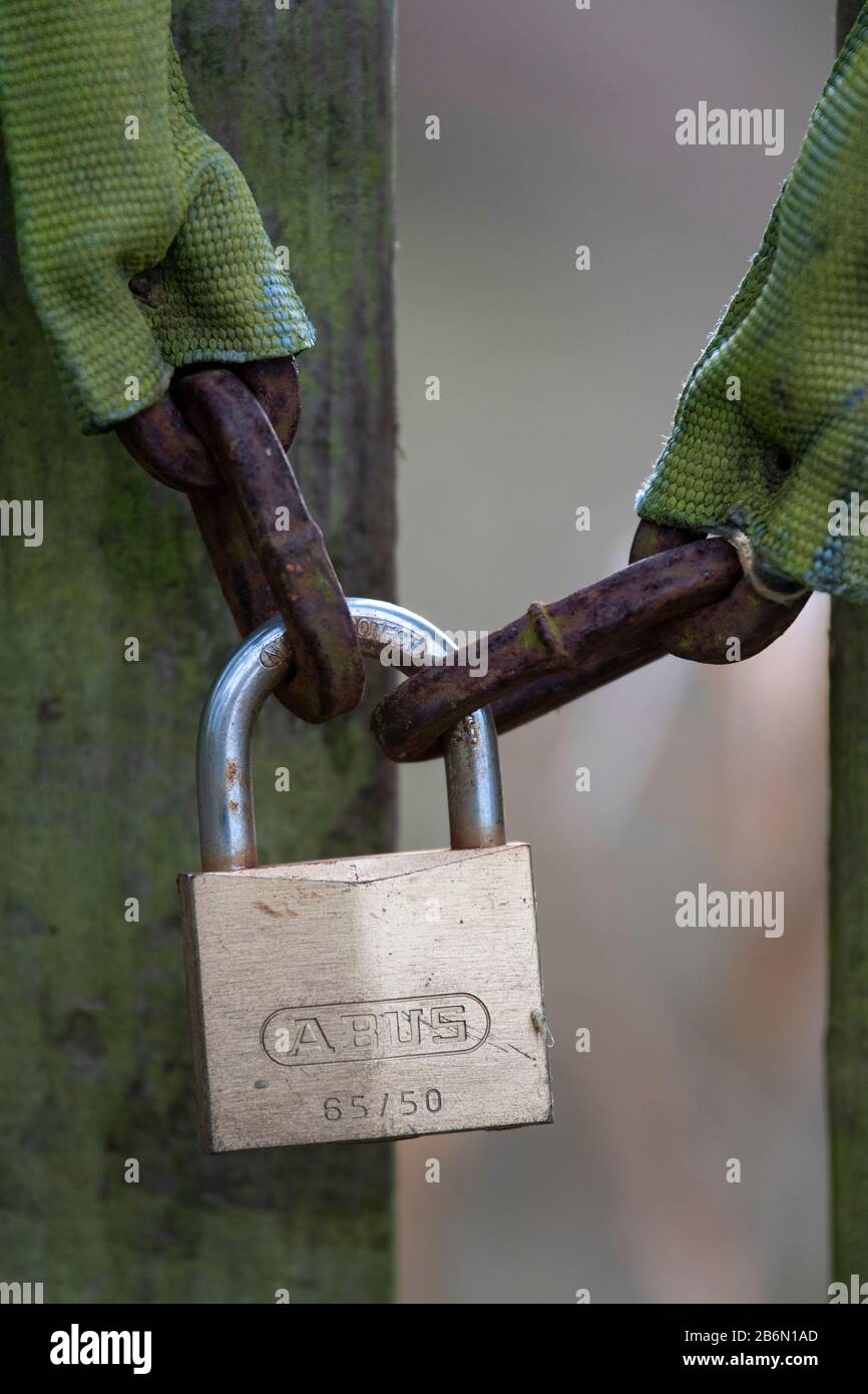 Padlock on a gate hi-res stock photography and images - Alamy
