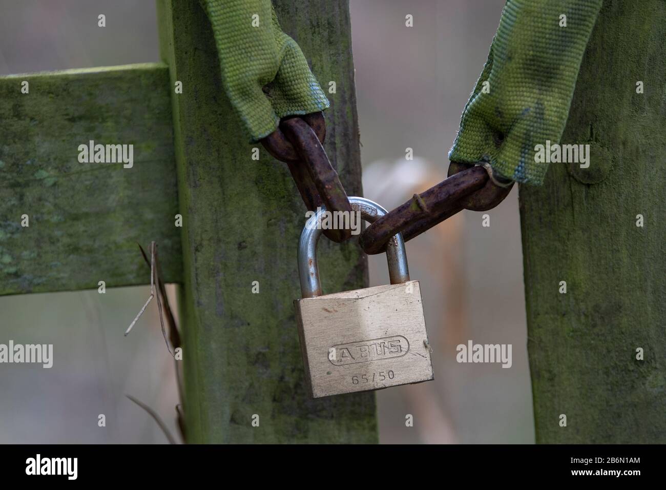 Padlock on a gate hi-res stock photography and images - Alamy