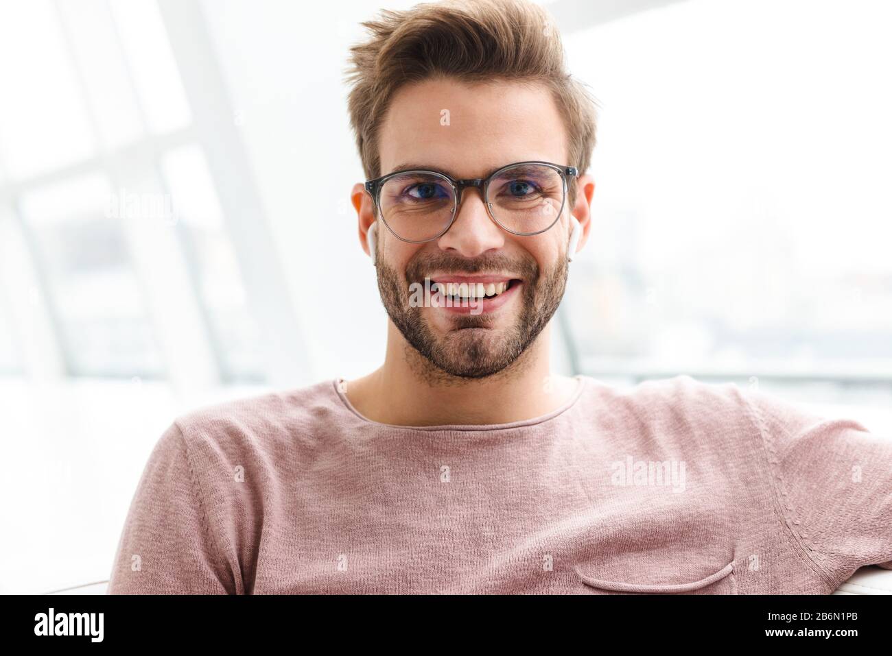 Man wearing earbuds hi-res stock photography and images - Alamy